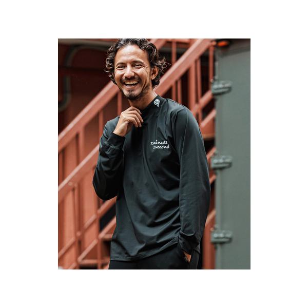 181cmのモデルがMサイズを着用。吸汗速乾の機能素材を使用したジップハイネックロンT。汗をすぐ吸い取ってくれるので、ラウンド中のインナーにも最適。背中にはベンチレーション風の切り替えと、縦に入ったブランドロゴも。首元にはハートワッペンをセ...