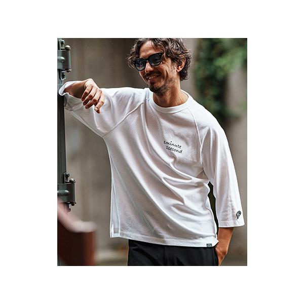 181cmのモデルがMサイズを着用。リラックス感のあるシルエットで、抜け感のある七分袖Tシャツ。着心地良く、ドライタッチと吸湿性・速乾性に優れているオープンエンド素材で着心地も抜群です。胸に筆記体風のブランドロゴ、袖にはブランドアイコンのハ...