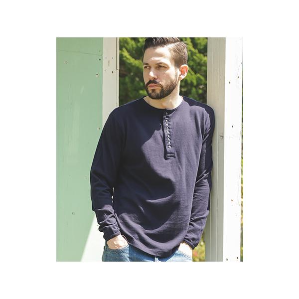 80年代の人気の高い古着Tシャツで使用されていた素材、通称「ハチハチ」や「ワンツー」と呼ばれていたコットン88%レーヨン12%の混率で編み立てた天竺。コットンのしっかりさと、レーヨンのしなやかさを併せ持つ肌触りの良い素材。10個のボタンフラ...