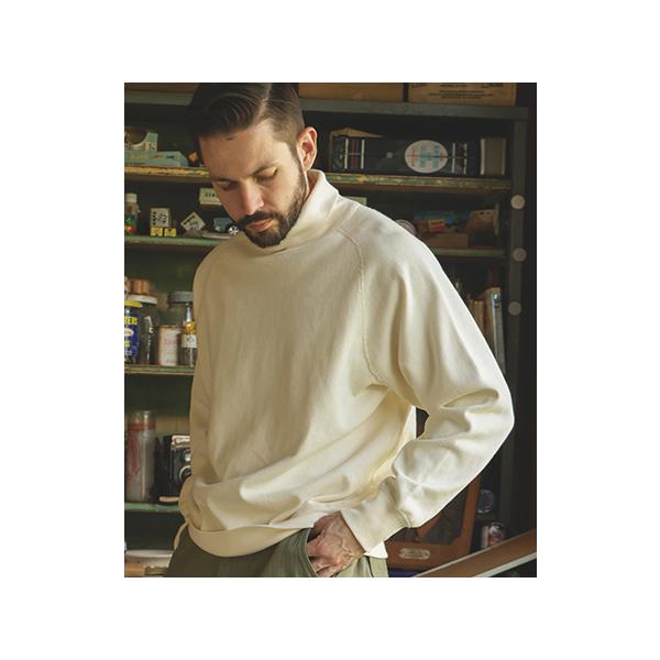 ヘビーデューティーな渾身の素材引き揃え糸(糸2本を撚らずに並べ、一本の糸とし使用する事)でヘビーウェイトに編み立てた天竺織り。表面の凹凸感、しっかりした肉感を持たせながら着やすい柔らかさにコントロールしています。洗っても洗ってもへたらないタ...