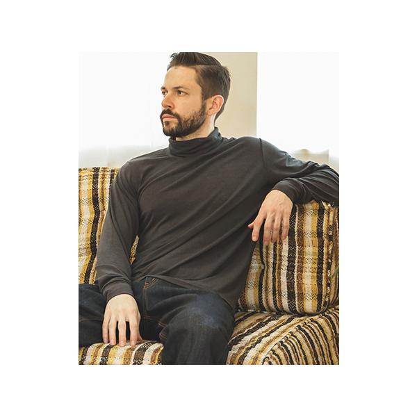 特殊な方法で紡績された毛羽立ちにくいレーヨン混紡糸を使用したベア天竺。薄手ながら吸湿発熱性があり、初秋から梅春まで長いシーズンに適応した機能素材。ストレッチ性と滑らかな肌触りで着心地の良い素材です。シンプルなタートルネックに仕上げたカットソ...