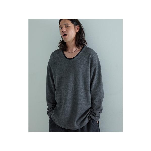 「インナーでありながら表情豊かな存在感を放つロングスリーブTシャツ」というコンセプトから生まれた1着です。厳選されたウール混素材を採用し、上質な保温性と高級感のある質感を両立させています。特筆すべきは、そのネックライン。程よく開いた大人っぽ...