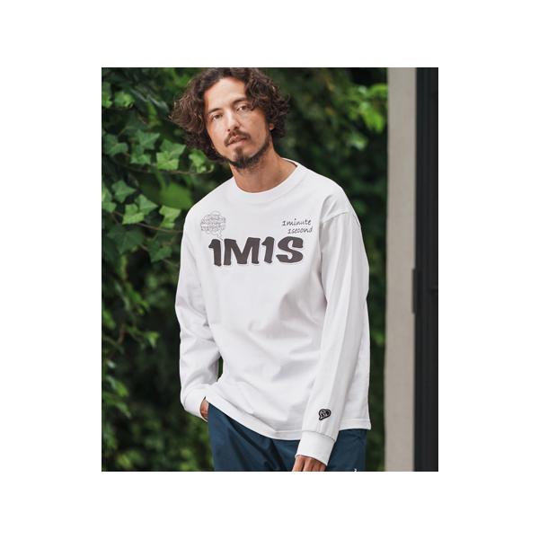 181cmのモデルがLサイズを着用。ロゴが喋っているかのようなガヤガヤ感がユニークなプリントロンT。素材は綿100％で柔らかく、吸湿性と速乾性に優れており、着心地と耐久性も抜群。袖にはブランドアイコンのワッペン、裾にはピスネームをセット。※...