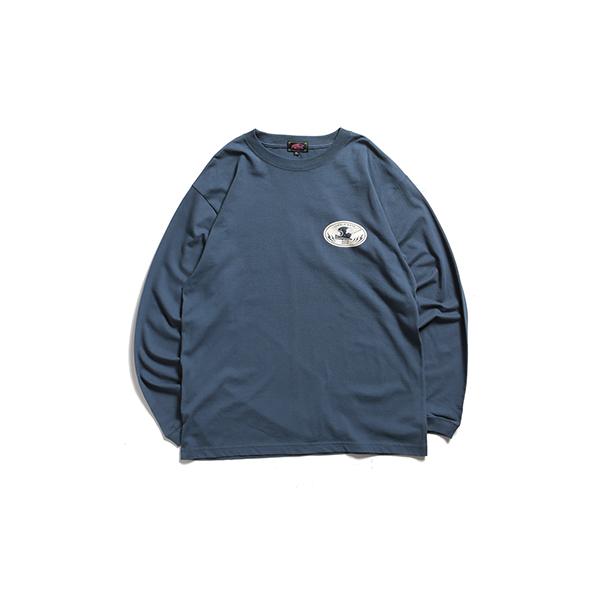 ワッペン調に描かれたワンポイントグラフィックのロンT。男の憧れであるごちゃ混ぜのガレージ、自分達の基地のエンブレムをイメージし、アイコンにはヘルメットが描かれています。グラフィックはピンストライパーやカスタムペインターなど多岐に渡り活躍して...