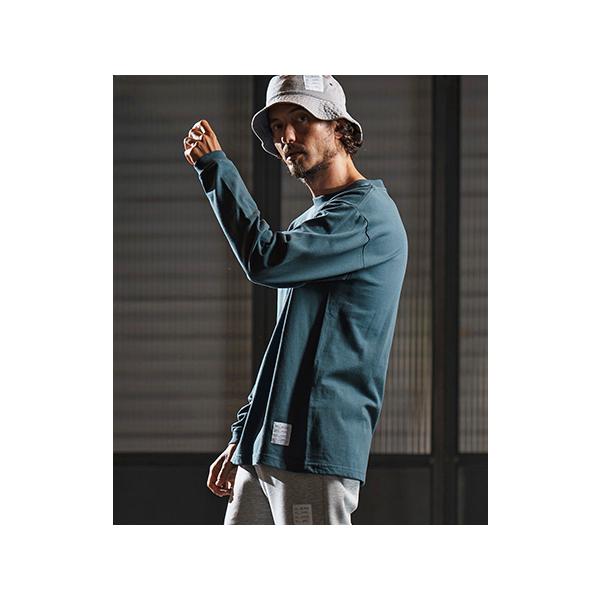 181cmのモデルがLサイズを着用。柔らかく、吸湿性と速乾性に優れているオープンエンド糸を使用したロングスリーブカットソー。ややゆとりのあるサイズ感が、リラックスムードを演出してくれる。裾にはブランドラベルをセット。wjkreluxeはwj...