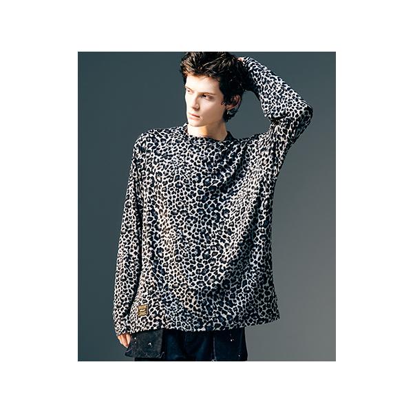ロックスタイルのアイコンを今冬のストリートスタイルへ提案するLeopardMockNeckCutsew。ボディはモックネックを設けたインテリジェントある仕立てながら、それとコントラストを見せるのが大胆なレオパード総柄。単体着用でトップススタ...