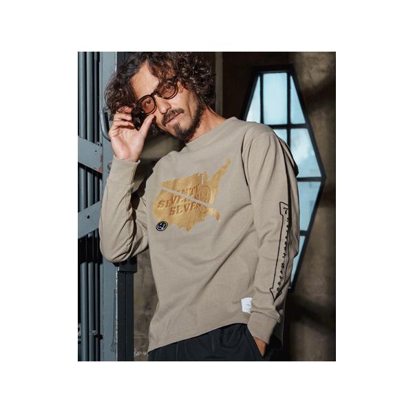 181cmのモデルがMサイズを着用。堅牢な8.1オンス米綿100%の生地を使用したロングTシャツ。アメリカ生産の生地なので油分が少なく独特な乾いた、硬めの質感が特徴。胸に柄が浮き出る立体のシルクプリント。両袖には77アローのシルクプリント、...