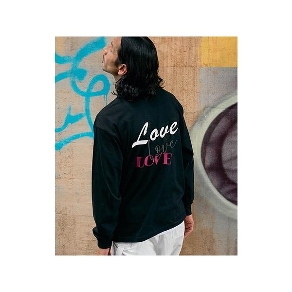 「言葉より、想いをまとう」正面にはさりげなく、そして背中には大胆に--「LOVE」のメッセージを静かに響かせる、Chesterの新たな一枚。肌にやさしく馴染む6.2オンスのコーマ糸コットンを使用。しっかりとした厚みがありながら、柔らかく、長...