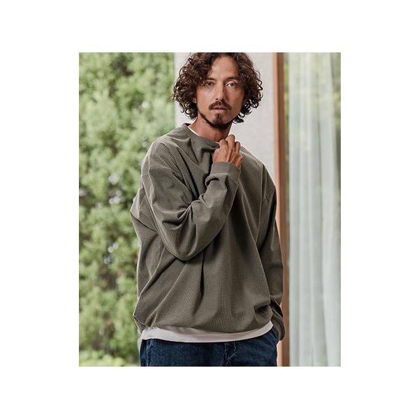 181cmのモデルがLサイズを着用。微毛感のあるコーデュロイの様な生地で雰囲気のあるプルオーバーとなっております。ルーズシルエットのロングTシャツ仕様でゆったりシルエットの1着。太めから細めのどのラインのボトムとも相性抜群です。裾にドローコ...