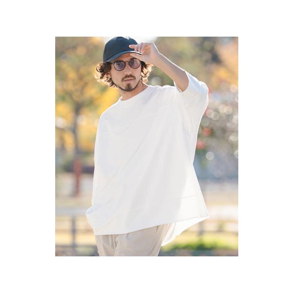 181cmのモデルがMサイズを着用。切替デザインの半端袖カットソー。無地見えのシンプルディティールの中に、アクセントとして切替デザインを組み入れたさりげない個性が特徴の一枚です。ミニ裏毛カットソーを使用しています。軽量でキメ細かな裏毛は肌触...