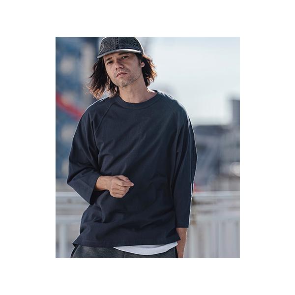 175cmB90-W73-H89靴26.5cmのモデルがMサイズを着用。オープンエンド糸で仕上げた7分袖ラグランTシャツ。ラグランスリーブとゆったりとしたリラックスシルエットで、動きやすく抜け感のある着こなしに。柔らかく自然な風合いの生地が...