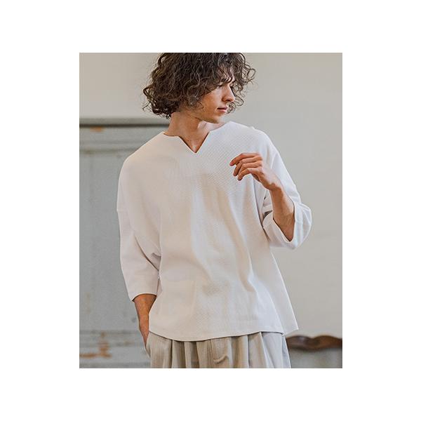 175cmB83cm-W66cm-H87cmのモデルがMサイズを着用。細かな凹凸が生む立体的な表情が魅力のハニカムワッフルを使った、キーネック3/4スリーブカットソー。キーネックデザインの首元がシャープな印象を添え、カジュアルながらも品よく...