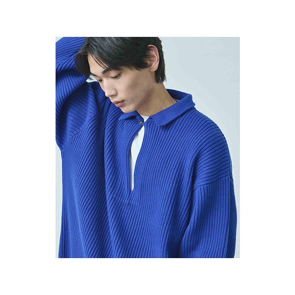 180cmB85-W67-H90のモデルが40サイズを着用。胸元の深いスリット開きが特徴のビッグニットトップ。袖口や裾のサイズを絞ることで出した全体的に膨らみがあるシルエットが特徴。太い畝のリブに編み立てた素材感はウォーム感がある着用が可能...