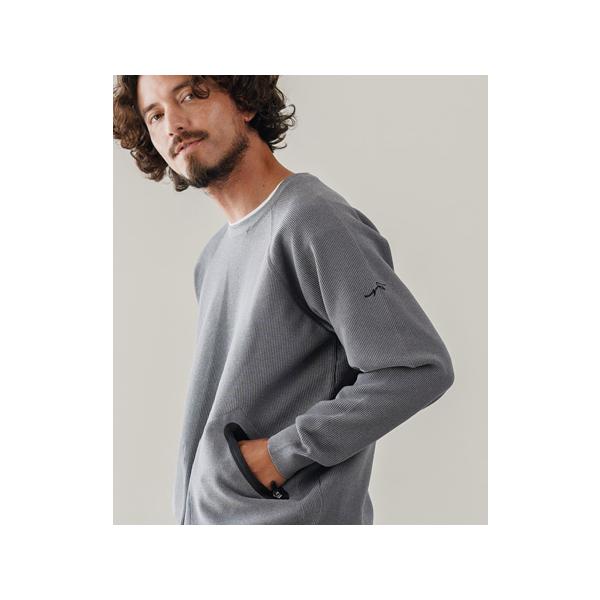 181cmのモデルが4(L)サイズを着用。・ポケット口に止水テープのデザインを活かした新感覚ニット・自宅で洗濯可能・抗ピリング性◎・夜洗濯朝乾く。速乾素材。※着用画像と商品単体画像で色が異なる場合がございます。※商品単体画像を実物により近づ...