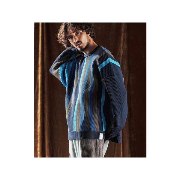 ストライプ編みのクルーネックニットプルオーバー。軽やかなエアリーニットで仕立てた、鮮やかな配色と不規則なピッチのストライプが目を引く一枚。1枚で主役としても、アウター合わせのインナーとしてもスタイリングにアクセントを加えてくれるアイテムです...