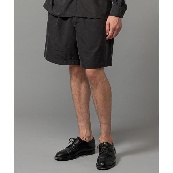 BlackNavyGreen高品質レーヨンとポリエステルの交織生地を使用。しっとりとした肌触りがしなやかな風合い。膝上丈、やや幅広のショートパンツ。ワンタックでヒップ周りの運動量を取りながら、ウエストはゴム&amp;スピンドルで調整可能なの...