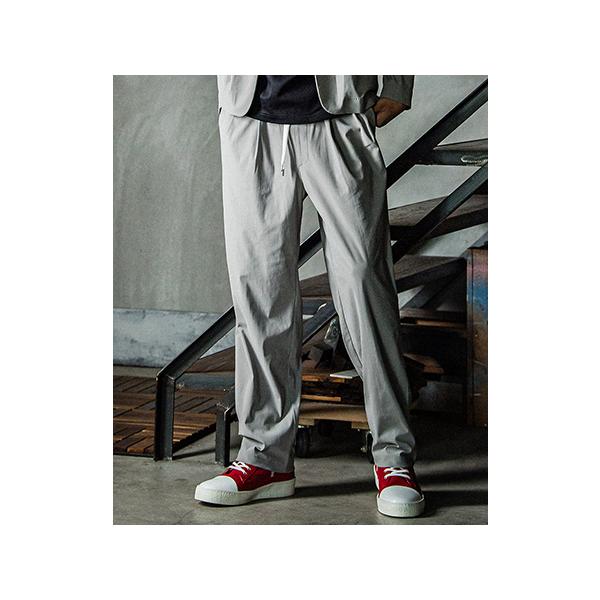 新作今までで一番ワイドでルーズなパンツBENモードな雰囲気とクラシカルさを掛け合わせた一本サイドポケットはスラッシュポケット、デニムをイメージした帯幅とバックポケットは片玉縁仕様ヒップのカーブのパターンに拘り股上が深く、ゆとりのある腰回りと...