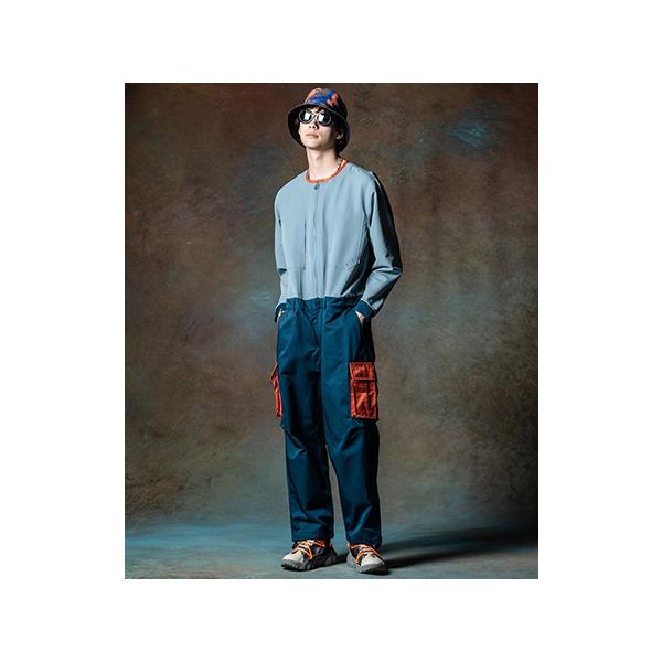 ワークとミリタリーのエッセンスをオールインワンに結実させたNoCollarAllinOne。丸首とビッグポケットがアイコニックなビッグシルエットのトップスにはストレッチ混スーツ生地を使用。サイドにも収納を備えたワークスタイルのポケットには菊...