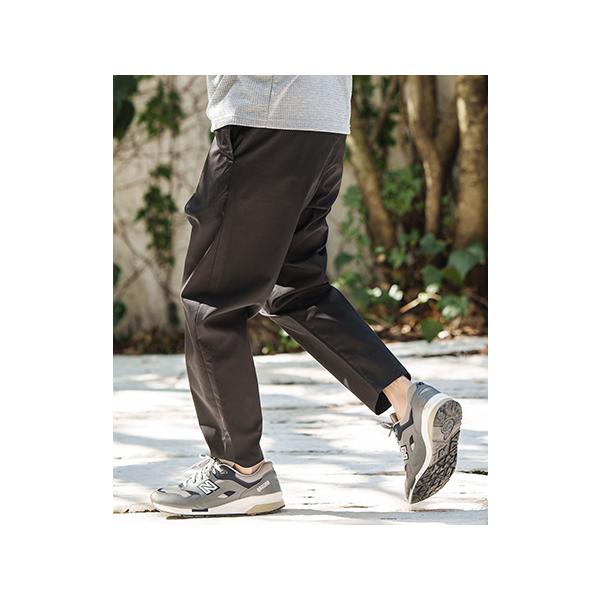 175cmB90-W73-H89靴26.5cmのモデルがMサイズを着用。リヨセル/ポリエステル混合生地を使用したリラックスシルエットのパンツです。柔らかな肌触りで着用感も軽やか、春先からの暖かくなる季節に最適です。再生繊維の1つであるリヨセ...