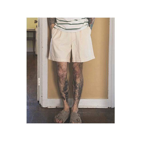 斑糸感を出しながらも8オンスの軽さで仕上げたデニム。縫製後の柔軟剤を使用したウォッシュ仕上げにより、柔らかく軽やかで、ストレッチ性もある抜群のタッチになっている。ワンタックでややショート、幅広のシルエットのショーツ。ウエストはゴム&amp;...