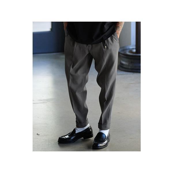 センタープレス入り裾ダブルテーパードパンツ。適度なハリとやわらかさを兼ね備えた高機能ストレッチツイル素材を採用。軽快なストレッチ性と優れた形態回復性を合わせ持つ。1タックの入ったゆとりのある腰回りから裾に向かってしっかりテーパードさせたキレ...