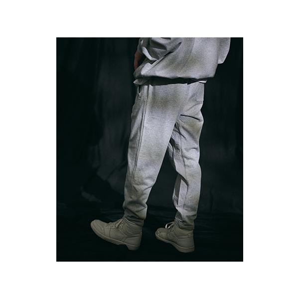 175cmB85cm-W68cm-H86cmのモデルがLサイズを着用。レイドバックパンツと名付けた裏毛スウェットパンツ。従来、野暮ったさのあるスウェットパンツをZIPやウイングチップ、D管など付属品をすべてシルバーで統一し品の良さも兼ね揃え...