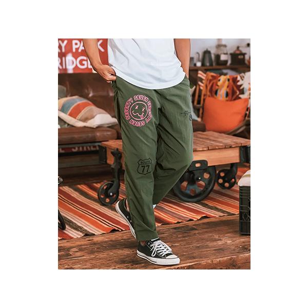 181cmのモデルがMサイズを着用。撥水加工のナイロン地を使用したロングパンツ。適度なワイドシルエットで膝から裾にかけて細くなるテーパードシルエット。サイド、ヒップポケットの内側はメッシュで水抜き仕様になっています。3種の転写プリントと77...