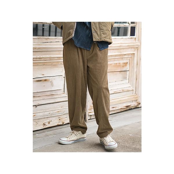 175cmB90-W73-H89靴26.5cmのモデルがMサイズを着用。ポリエステル素材のコーデュロイ地を使用したワイドテーパードパンツ。シワになりにくくイージーケア機能を備えたテック素材を使用した一本。緩やかにテーパードしたシルエット。※...