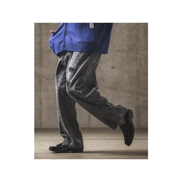 ケミカルウォッシュ加工を施したワイドストレートシルエットのデニムパンツです。ケミカルウォッシュを施した味のある風合いが特徴。80年代に流行したケミカルウォッシュデニムをリバイバル。昭和という、少し野暮ったくてどこか懐かしくもある雰囲気が漂う...