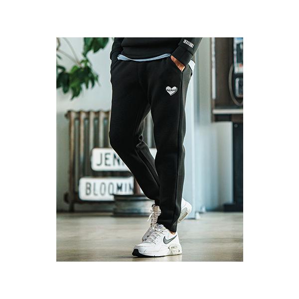 181cmのモデルがMサイズを着用。プリントのハートロゴがポイントの、ダンボール生地を使用したパンツ。ほどよい光沢感のある素材感で大人の上品なカジュアルを演出。Felkodのアイコンであるバーコードプリントも左腿にセット。※着用画像と商品単...