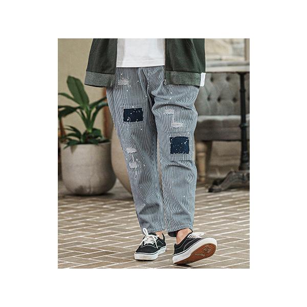 181cmのモデルがMサイズを着用。ヒッコリーストライプにユーズド加工を施したヘリテージな佇まいのパンツ。ハードに着古したようなエイジング加工が特徴。ダメージ・リペア、パッチワーク、更にペンキを散らしたようなスプラッシュペイントを施していま...