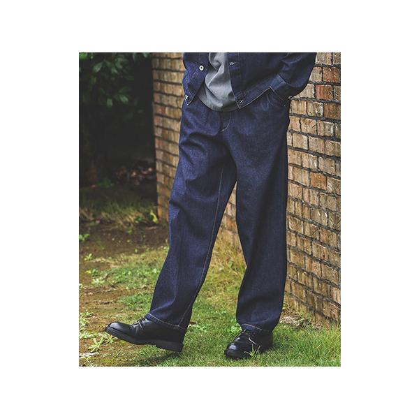 斑糸感を出しながらも8オンスの軽さで仕上げたデニム。縫製後の柔軟剤を使用したウォッシュ仕上げにより、柔らかく軽やかで、ストレッチ性もある抜群のタッチになっている。デザインはヒップ、ワタリ、膝にゆとりを持たせ、緩やかにテーパードさせた抜群のシ...