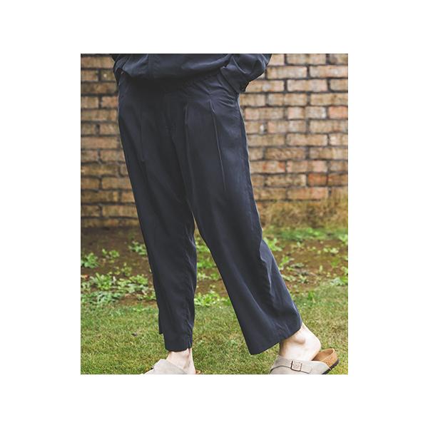 高品質レーヨンとポリエステルの交織生地を使用。しっとりとした肌触りがしなやかな風合い。特殊加工によりシルクのような表面感と落ち感ある雰囲気で大人っぽい仕上がり。股上が深めのイージータイプ(ゴム入り)でとても履きやすい仕様。タックの膨らみをや...