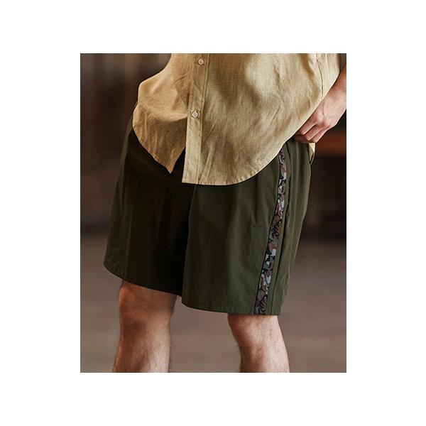 175cmB83cm-W66cm-H87cmのモデルがMサイズを着用。軽量で丈夫なナイロン素材を使用したショーツ。両脇にあしらわれた迷彩柄のテープがアクセントとなり、スポーティーな印象の中にミリタリーテイストをプラス。カジュアルからアウトド...