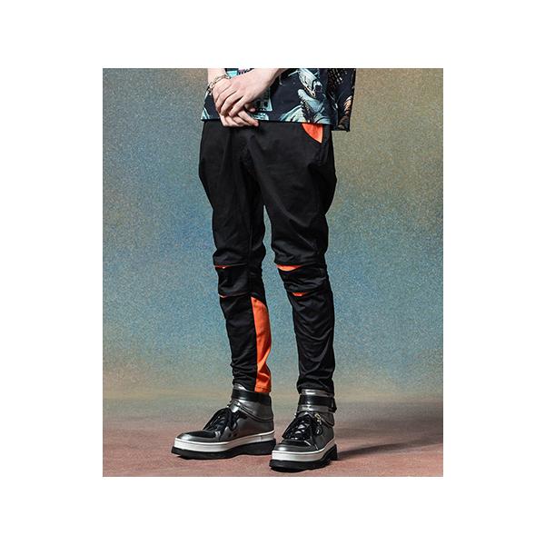 “TIMETRAVELER-をコレクションテーマに掲げる今季のglamb、宇宙服を取り入れたデザインワークでそのムードを形にしたAstronautTaperedPants。タイトテーパードを描くボディは膝に切り替えを加えたモトクロスパンツタ...