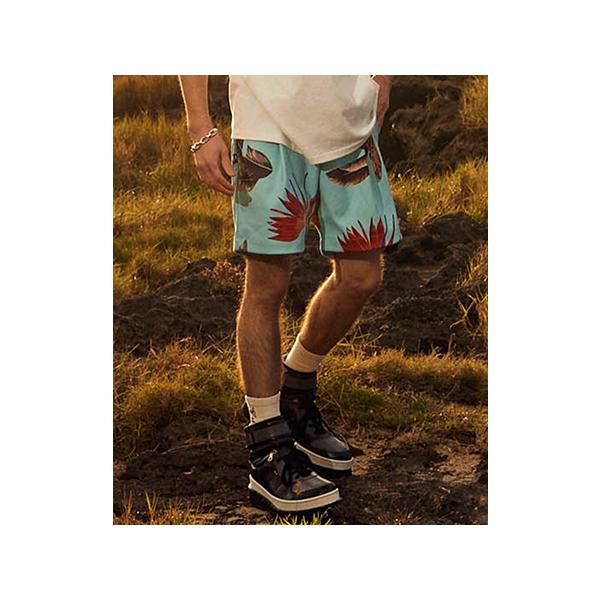 スイムショーツに落とし込まれたコンセプチュアルな柄使いがサマースタイリングをアダルトに彩るParadiseFlowerShorts。“TIMETRAVELER-をコレクションテーマに掲げるglambがアロハテイストの総柄に描いたのは極楽鳥花...