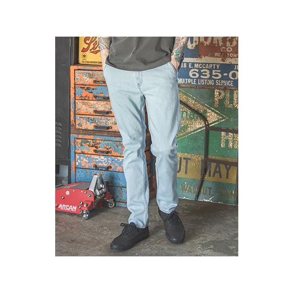 MR.OLIVE定番のスーパーストレッチデニムを使用。織の段階と洗い後の縮率によりポリウレタン1%では通常なし得ない感動のスーパーストレッチを実現。また綿99%なので男っぽい加工ツラが実現。スラッシュポケットのスリムシルエットなカジュアルス...