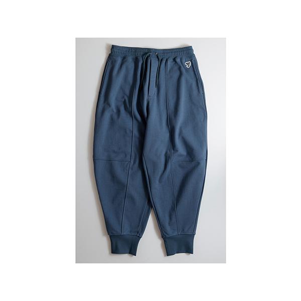 --3(W32)サイズ：ウエスト81.4cm/股上36.9cm/股下64.7cm/ワタリ40.5cm/裾巾10.2cm/4(W34)サイズ：ウエスト86.4cm/股上37.4cm/股下66.7cm/ワタリ42cm/裾巾11.5cm/5(W3...