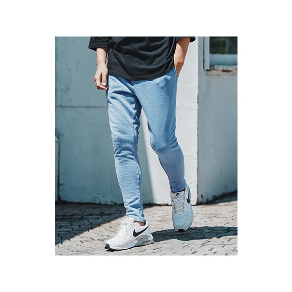 181cmのモデルがMサイズを着用。腰周りの特徴的な紐の通し方がfelkodらしいアクセントの、人気のスピンドルパンツ。このデザインを踏襲し、素材を着心地の良いニットデニムにしたアイテム。左脚後ろにはさり気なくブランドアイコンのバーコード刺...