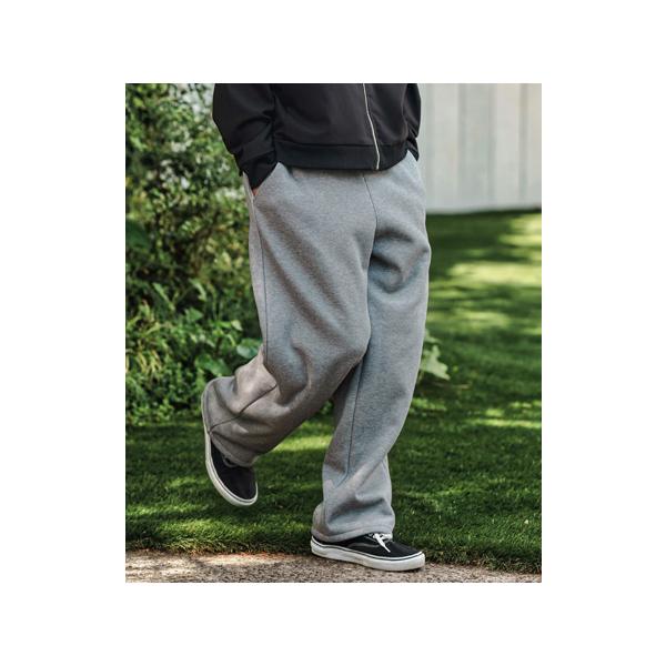 裏ボアスウェットを使用したワイドストレートパンツ。ヘビーウェイトスウェットの重厚な質感とボリューミーなシルエットが絶妙に調和し、存在感を放つ仕上がりです。生地裏にボアをボンディングしたヘビーウェイトのスウェット。カットソーファブリックならで...