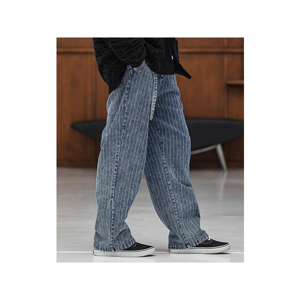 181cmのモデルがMサイズを着用。毎回好評いただいているストライプデニム生地。今回はトレンドのワイドシルエットですが、ただワイドなだけではなく大人が履けるシルエットを追及した1枚でフロントに2本のタックを入れ、ワタリや裾幅はワイド過ぎない...