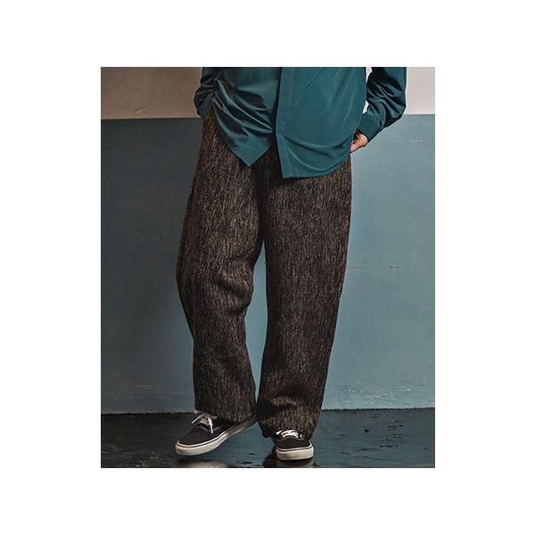 175cmB83cm-W66cm-H87cmのモデルがMサイズを着用。独特な編み込み素材が目を引く、存在感あるワイドストレートパンツ。凹凸のある編地が、立体感と表情を与えてくれます。内側には裏起毛を施したボンディング仕立てにより、適度なハリ...