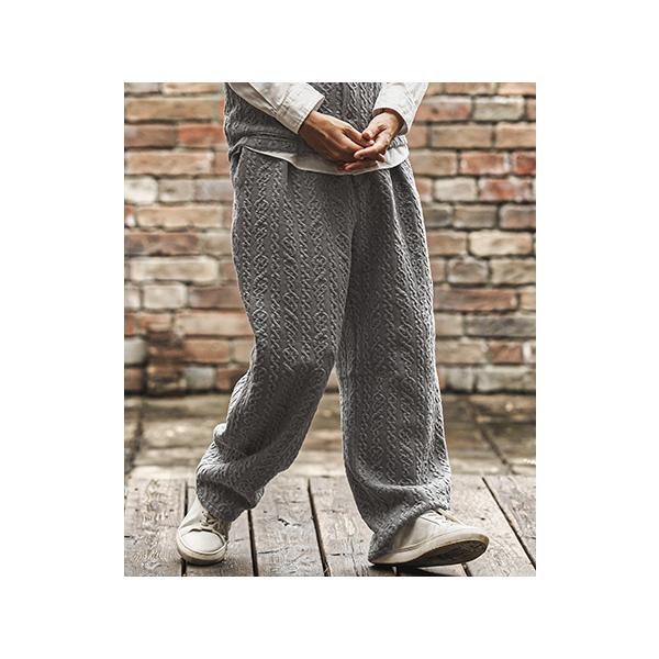 大人気ケーブルキルティングシリーズよりバルーンイージーパンツが登場。ニットとスウェットを足して割ったようなアイテムはケーブル編み柄をキルティングで表現し、単色アイテムのような合わせやすさと無地にはない凹凸感が存在感を放つ独特な一枚。従来の裏...