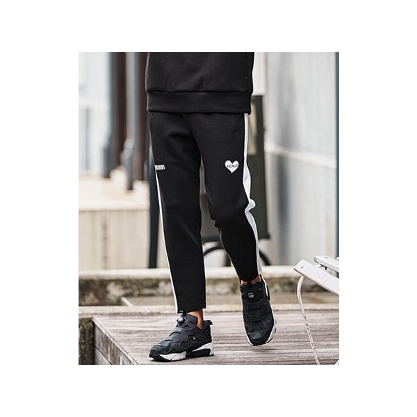 181cmのモデルがMサイズを着用。しっかりした肉厚のダンボール素材を使用しているパンツ。左腿にはハートアレンジのロゴプリント、右腿にはバーコード刺繍をセット。サイドの切替ラインで、felkodらしくアレンジしている。同素材のトップス(F2...