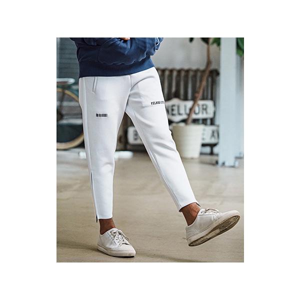 181cmのモデルがMサイズを着用。しっかりした肉厚のダンボール素材を使用しているパンツ。腰の周りを、特徴的に紐を通すことでfelkodらしいアクセントにしている。胸にブランドロゴ刺繍、袖にはバーコード刺繍をセット。同素材のパーカー(F25...