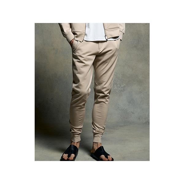 ・通年、定番で着用可能なリブスウェット。ミニマルな外観ながら、仕様、シルエット、生地に凝り、ブランドらしい流行にとらわれないベーシックセットアップを提案。・膝にダーツを入れ、膝裏に切り替えを入れることで立体感を演出。股下に施したマチが可動域...