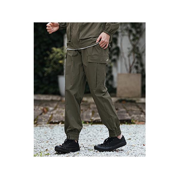 180cmB88cm-W73cm-H89のモデルが4(L)サイズを着用。【撥水】【軽量】【高耐久】タウンユースからアクティブシーンまで、完全対応。高性能生地を使用し、利便性を追求したディティール。●コンパクトに丸めて持ち運べてトラベルシーン...
