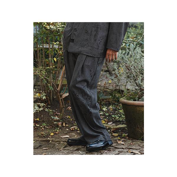 175cmB90-W73-H89靴26.5cmのモデルがMサイズを着用。ムラ染めのようなデザインをジャガード織りで表現した存在感のある2タックパンツ。ややワイドなストレートシルエットでリラックス感とモードな雰囲気を両立。単品使いでも存在感が...