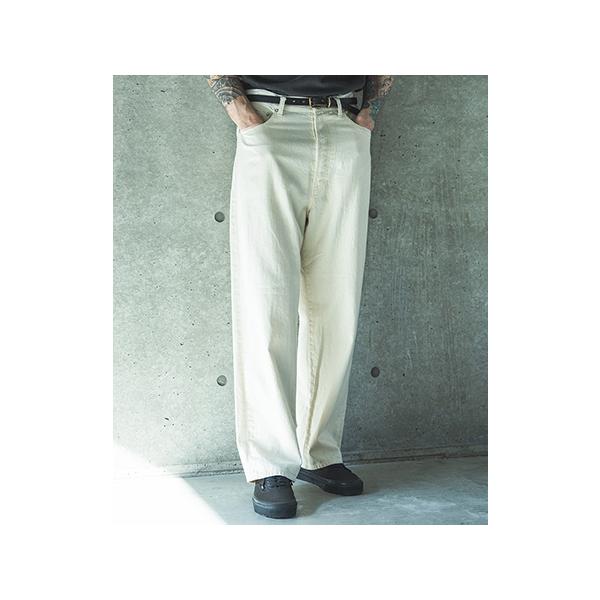 【クラシックを体現する、8オンスデニムのストレート5ポケット】8オンスの軽やかなデニムにリンス加工を施し、柔らかで馴染みやすい風合いに仕上げました。デザインはジーンズの原点ともいえる5ポケットスタイルを踏襲し、コインポケットやリベット使いと...