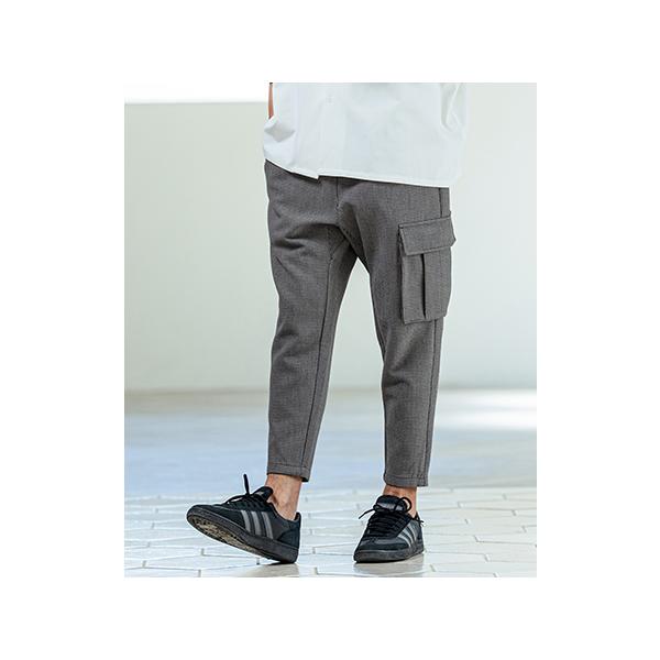 アシンメトリーに配置したカーゴポケットがアクセントとなるパンツ【デザイン・ディテール】ワンサイドカーゴポケットデザイン。カーゴパンツから連想されるようなカジュアルなテイストに、シルエットでモダンな雰囲気を注入したイメージ。ウエストは平ゴムと...